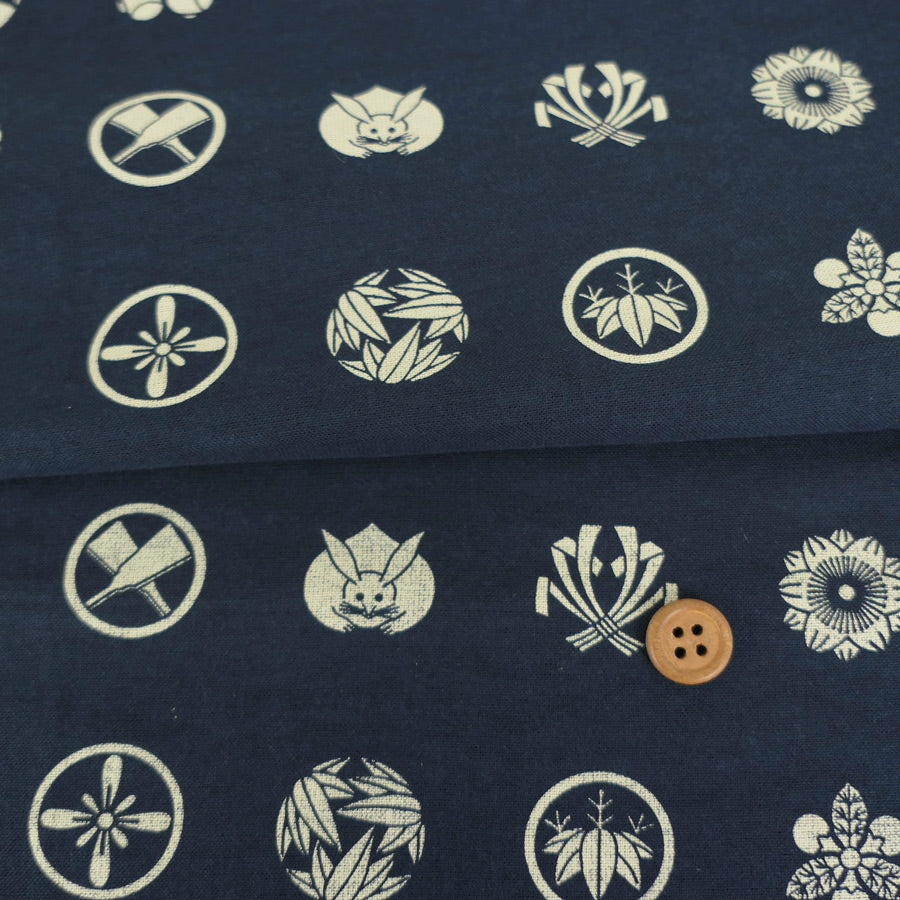 Hand-Printed Fancy Crests in Navy (Length) 1＝0.25yard – Fabric Tales