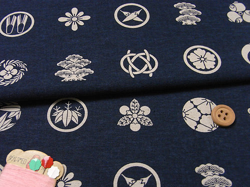 Hand-Printed Fancy Crests in Navy (Length) 1＝0.25yard – Fabric Tales